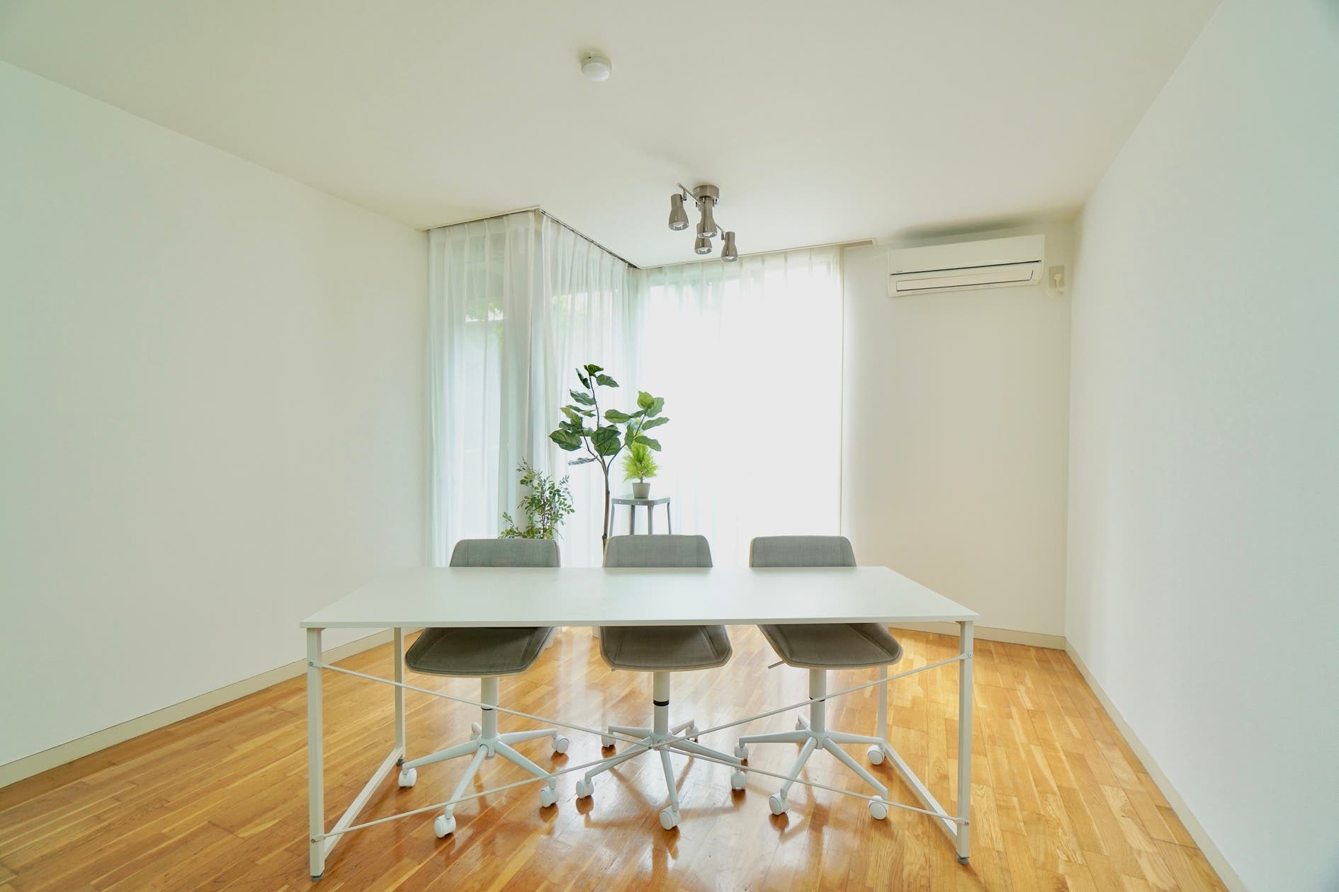 駅近3分１階/照明三脚無料（一部）/160×80㎝鏡/コンビニ2分100均４分/NURO光/物撮・講座・ロケ準備室/朝6時～ＯＫの写真4