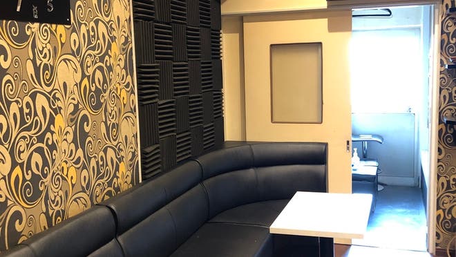 静岡駅から車で15分位のカラオケスナックですの写真1