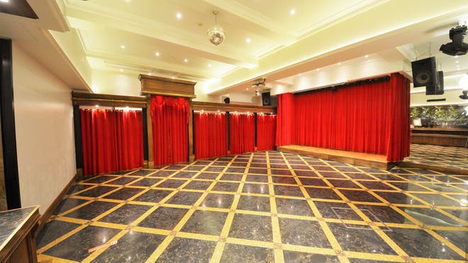 渋谷駅徒歩1分でステージ、プロジェクター、音響、照明完備!アクリル板貸し出し有◎撮影・配信に!の写真1