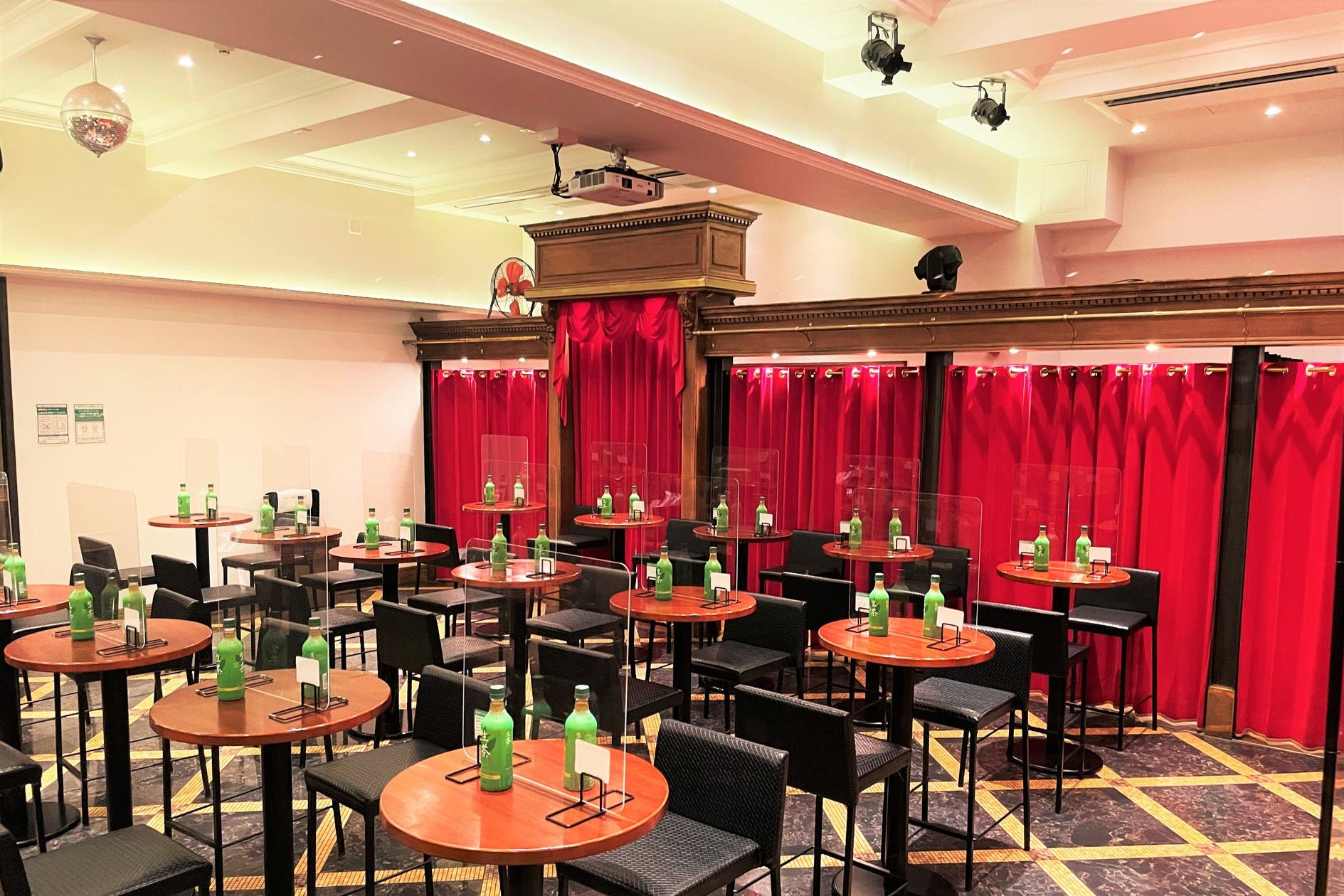 渋谷駅徒歩1分でステージ、プロジェクター、音響、照明完備！アクリル板貸し出し有◎撮影・配信に！の写真12