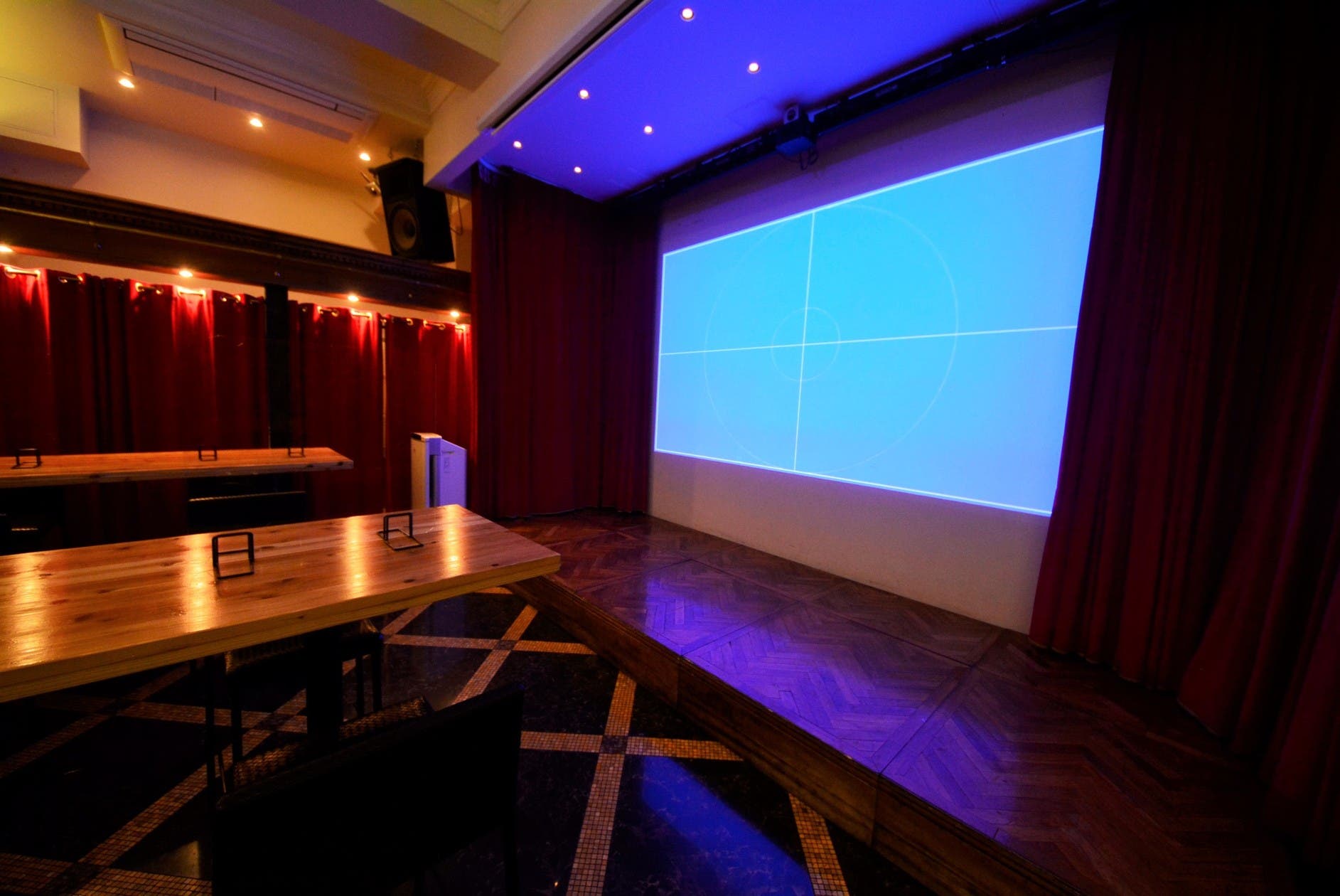 渋谷駅徒歩1分でステージ、プロジェクター、音響、照明完備！アクリル板貸し出し有◎撮影・配信に！の写真13