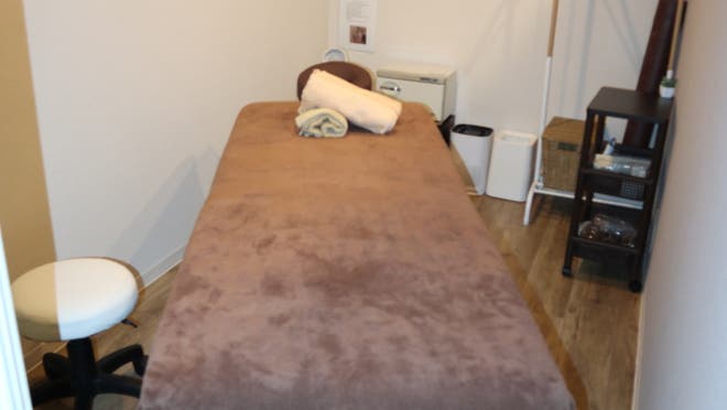 (B)【伏見駅徒歩1分】電動昇降ベッド完備!格安でエステなどおこなえる駅近レンタルサロン☆1時間からどうぞ♪の写真1