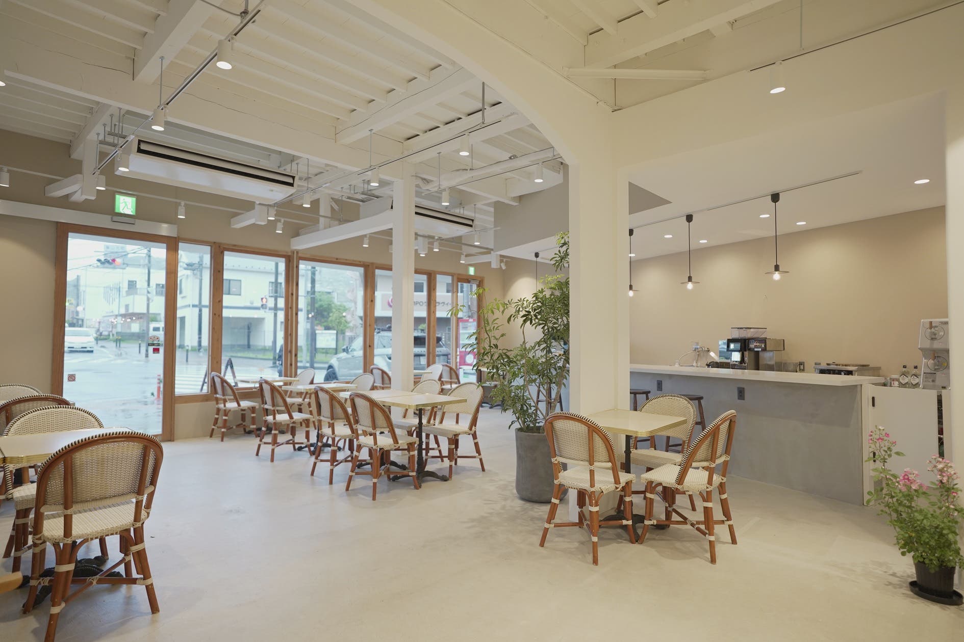 葉山・森戸海岸徒歩1分の広々としたカフェ兼撮影スタジオ。雑誌・テレビなどの様々な撮影にご利用頂けます。の写真6