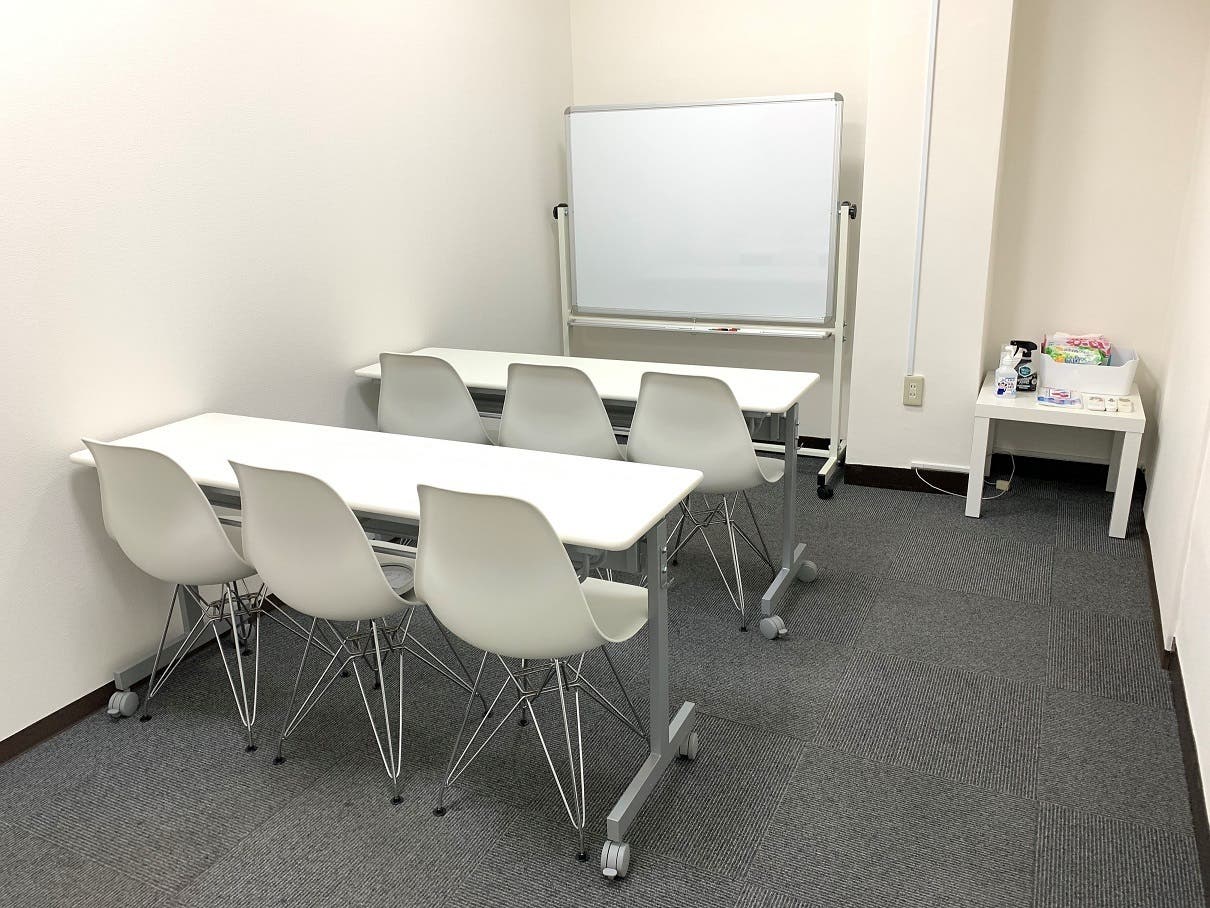 日本橋駅徒歩１分の利便性。低価格＆完全個室の会議室。テーブルレイアウト変更可。商談、テレワーク、面接、自習室、撮影、娯楽室としての写真1
