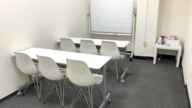 日本橋駅徒歩1分の利便性。低価格&完全個室の会議室。テーブルレイアウト変更可。商談、テレワーク、面接、自習室、撮影、娯楽室としての写真1