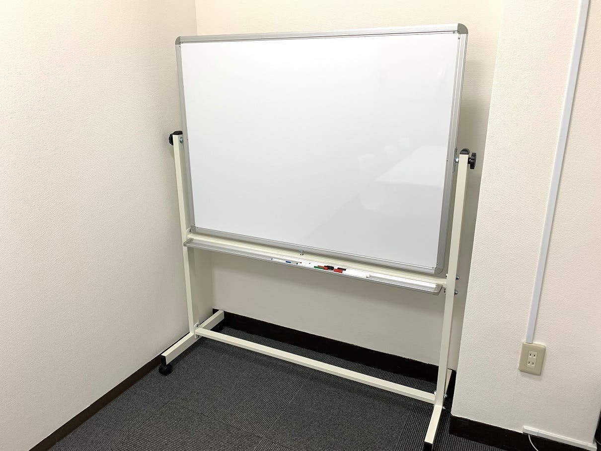 日本橋駅徒歩１分の利便性。低価格＆完全個室の会議室。テーブルレイアウト変更可。商談、テレワーク、面接、自習室、撮影、娯楽室としての写真3