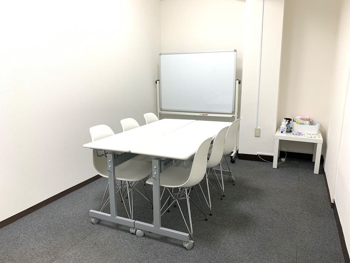 日本橋駅徒歩１分の利便性。低価格＆完全個室の会議室。テーブルレイアウト変更可。商談、テレワーク、面接、自習室、撮影、娯楽室としての写真2