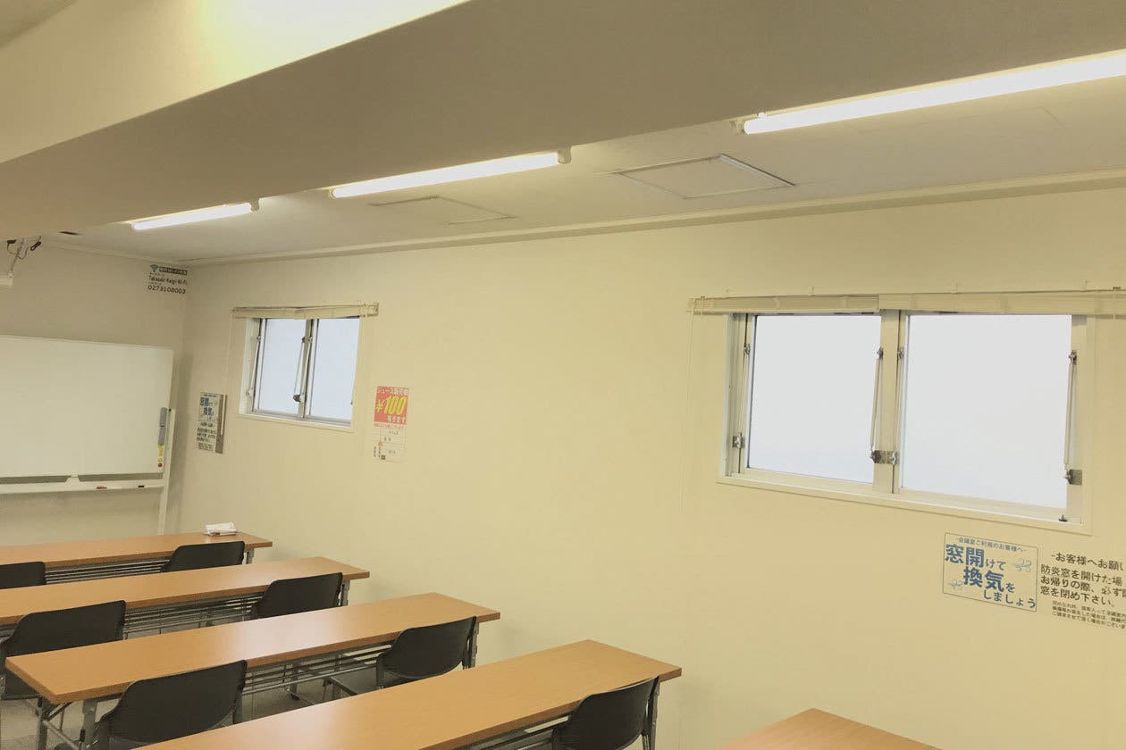 第二会議室 3名掛け最大30席【高崎駅徒歩7分 販売利用OK】プロジェクター|スクリーン|ホワイトボード|Wi-Fi|無料の写真4