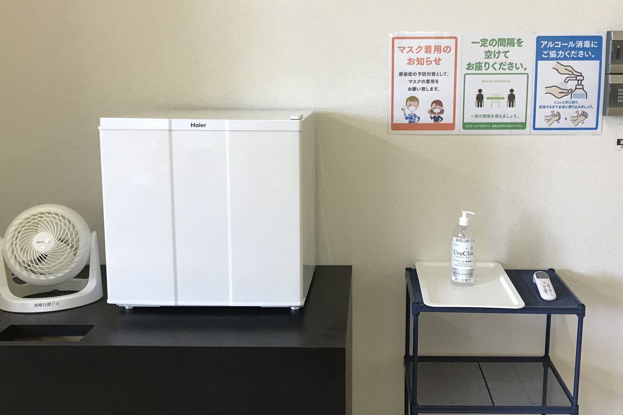 第三会議室 3名掛け最大24席【高崎駅徒歩7分 販売利用OK】プロジェクター|スクリーン|ホワイトボード|Wi-Fi|無料の写真5