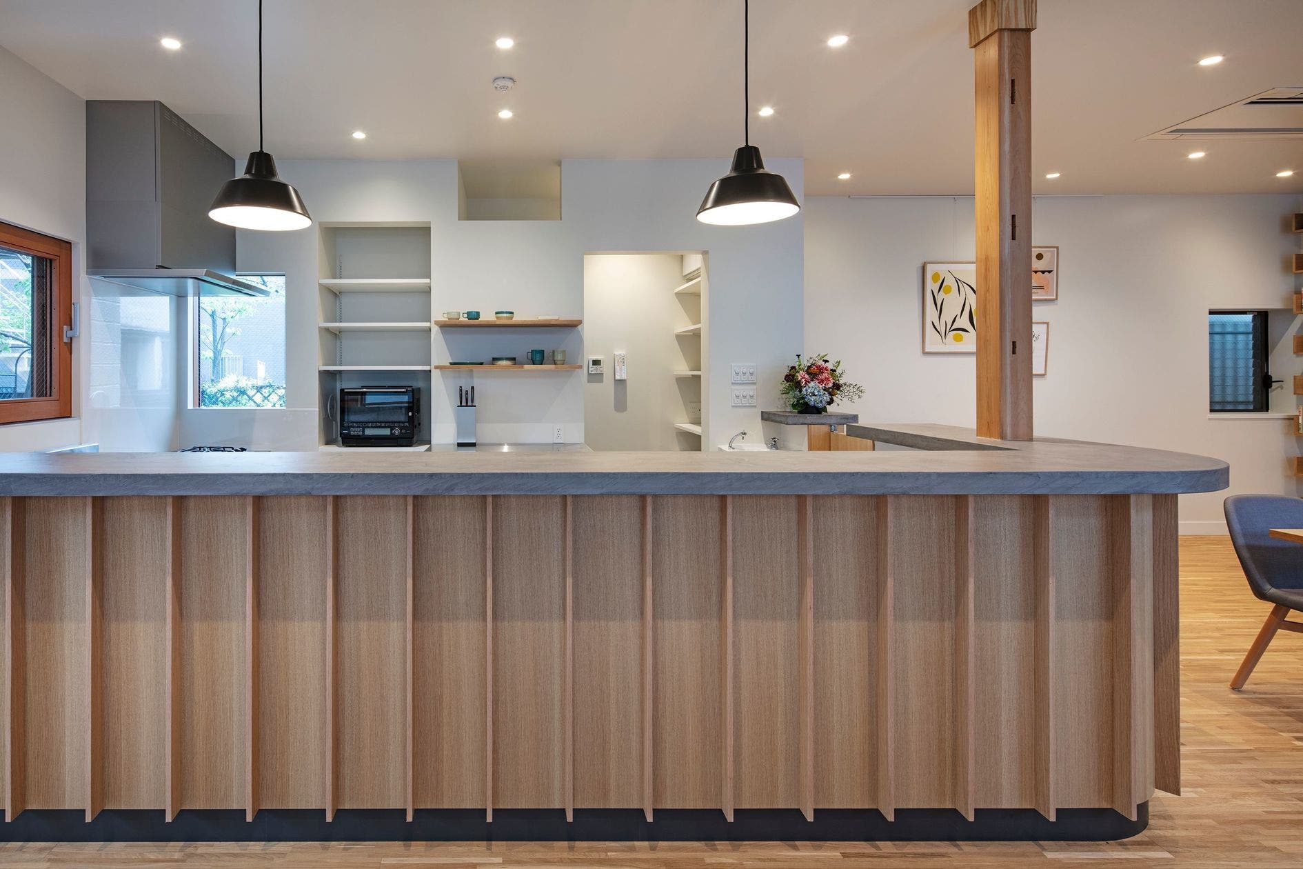 大塚駅から徒歩9分。一軒家をリノベしたおしゃれなブック&ガーデンカフェです。の写真4