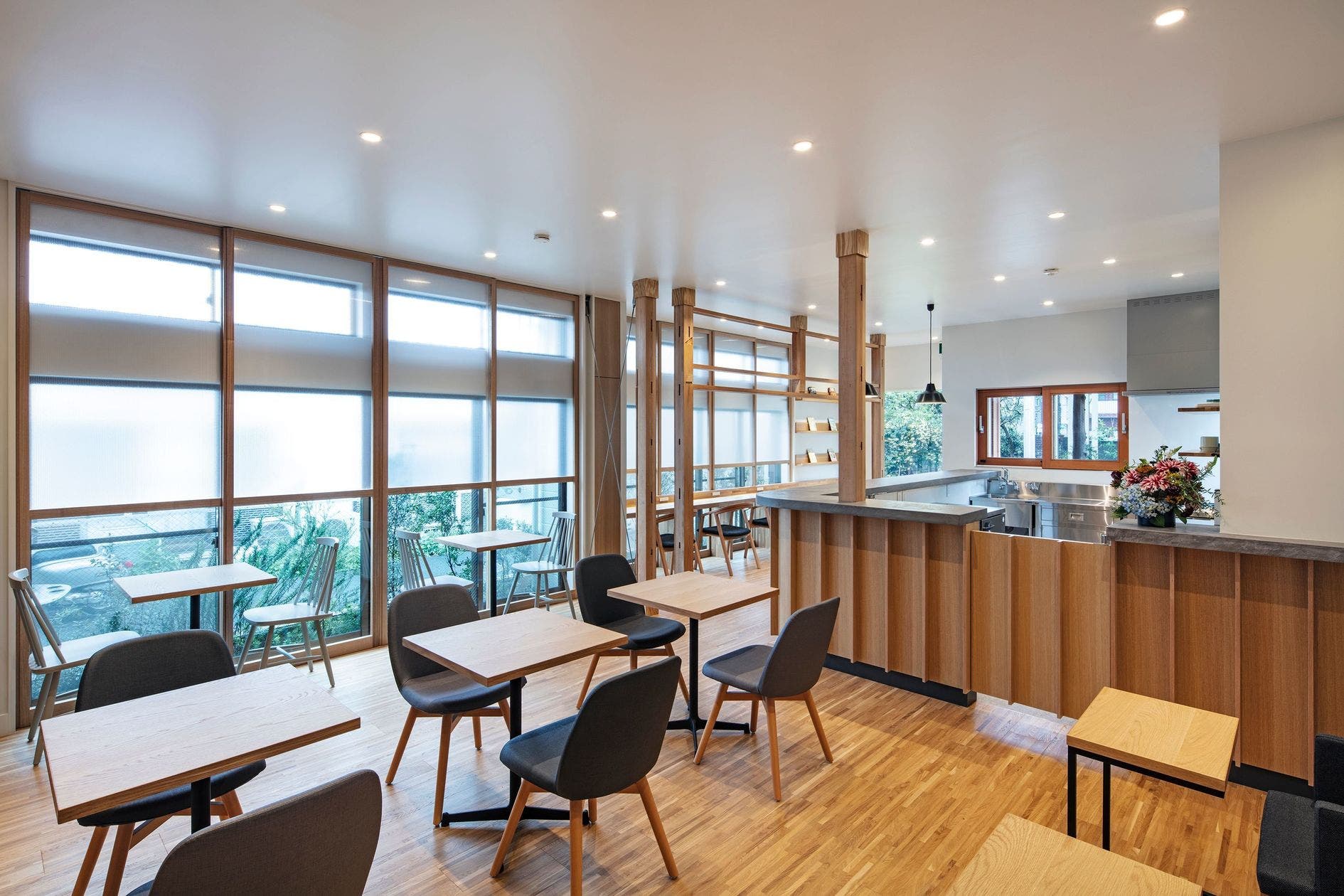 大塚駅から徒歩9分。一軒家をリノベしたおしゃれなブック&ガーデンカフェです。の写真5