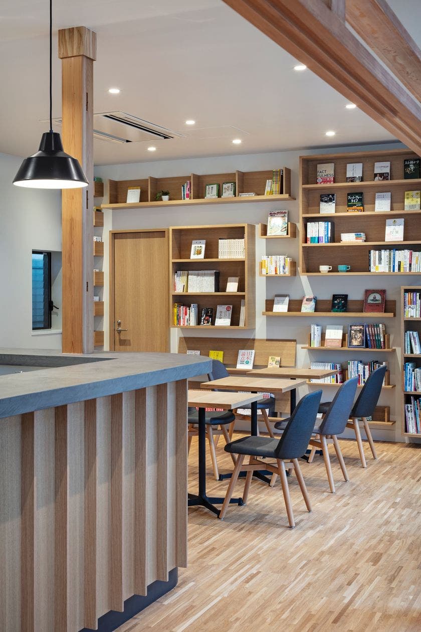 大塚駅から徒歩9分。一軒家をリノベしたおしゃれなブック&ガーデンカフェです。の写真6