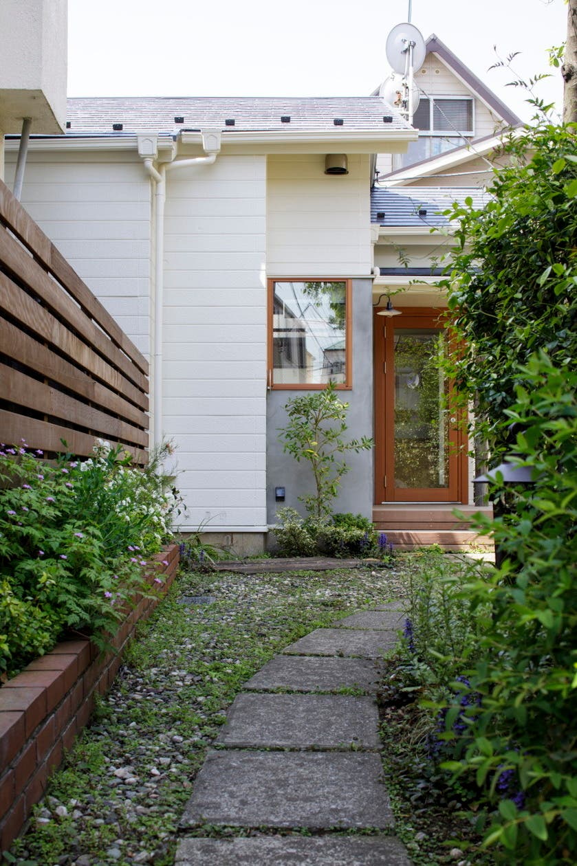 大塚駅から徒歩9分。一軒家をリノベしたおしゃれなブック&ガーデンカフェです。の写真7