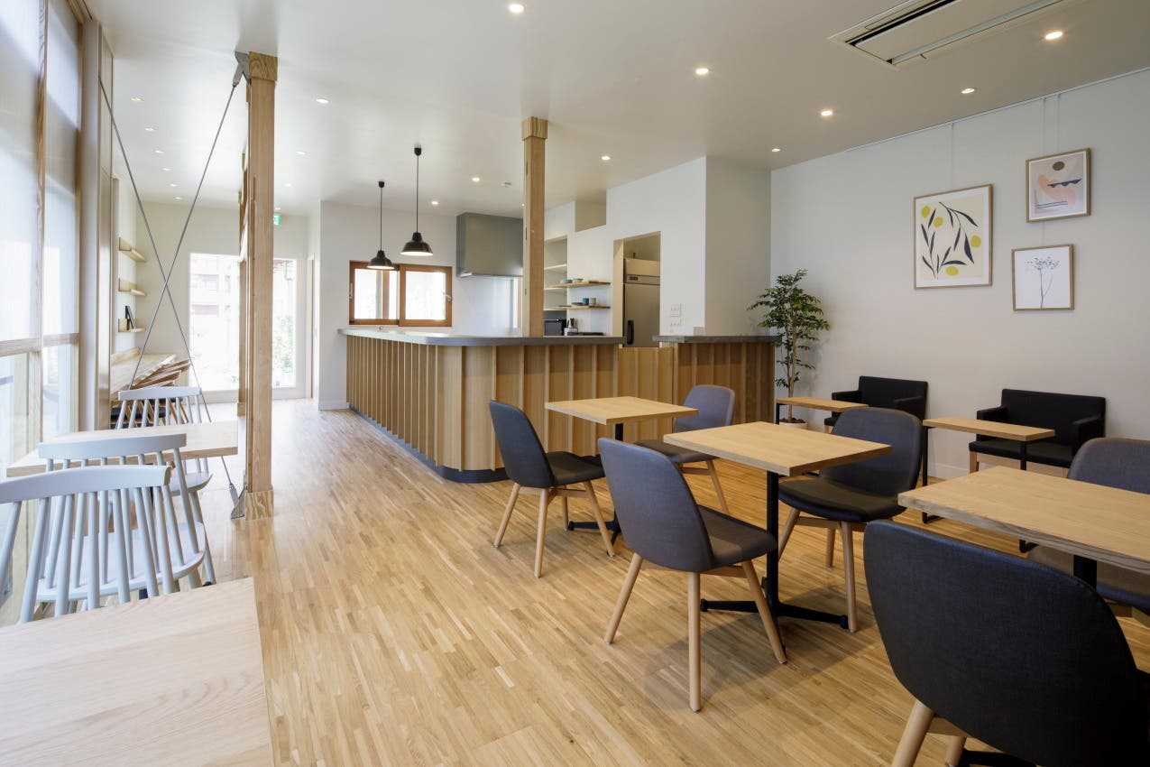 大塚駅から徒歩9分。一軒家をリノベしたおしゃれなブック&ガーデンカフェです。の写真8