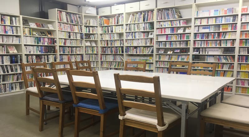 【駅徒歩3分・早朝深夜利用可！】電源/Wi-Fiあり！本の閲覧や貸出も可能な民間図書館のスペース