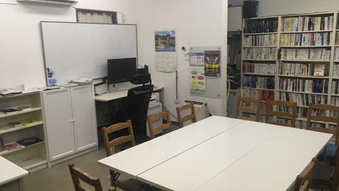 【駅徒歩3分・早朝深夜利用可!】電源/Wi-Fiあり!本の閲覧や貸出も可能な民間図書館のスペースの写真4