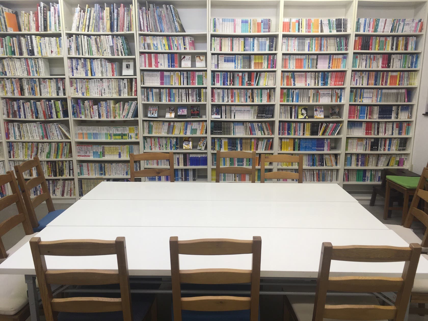 【駅徒歩3分・早朝深夜利用可！】電源/Wi-Fiあり！本の閲覧や貸出も可能な民間図書館のスペースの写真5