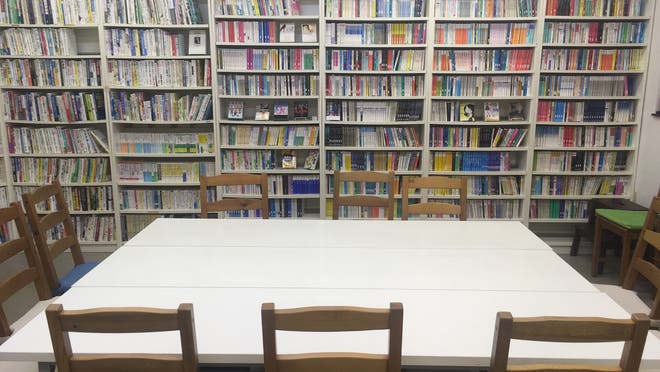 【駅徒歩3分・早朝深夜利用可!】電源/Wi-Fiあり!本の閲覧や貸出も可能な民間図書館のスペースの写真5