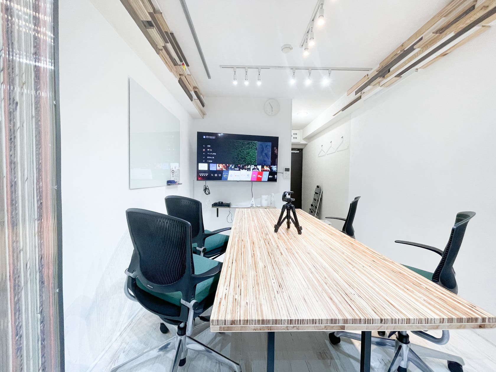 新宿D5出口すぐ 大型テレビ55型・FireTV オカムラチェア/動画スタジオ撮影/忘年会/少人数会議  【プラスペ新宿西口】の写真18