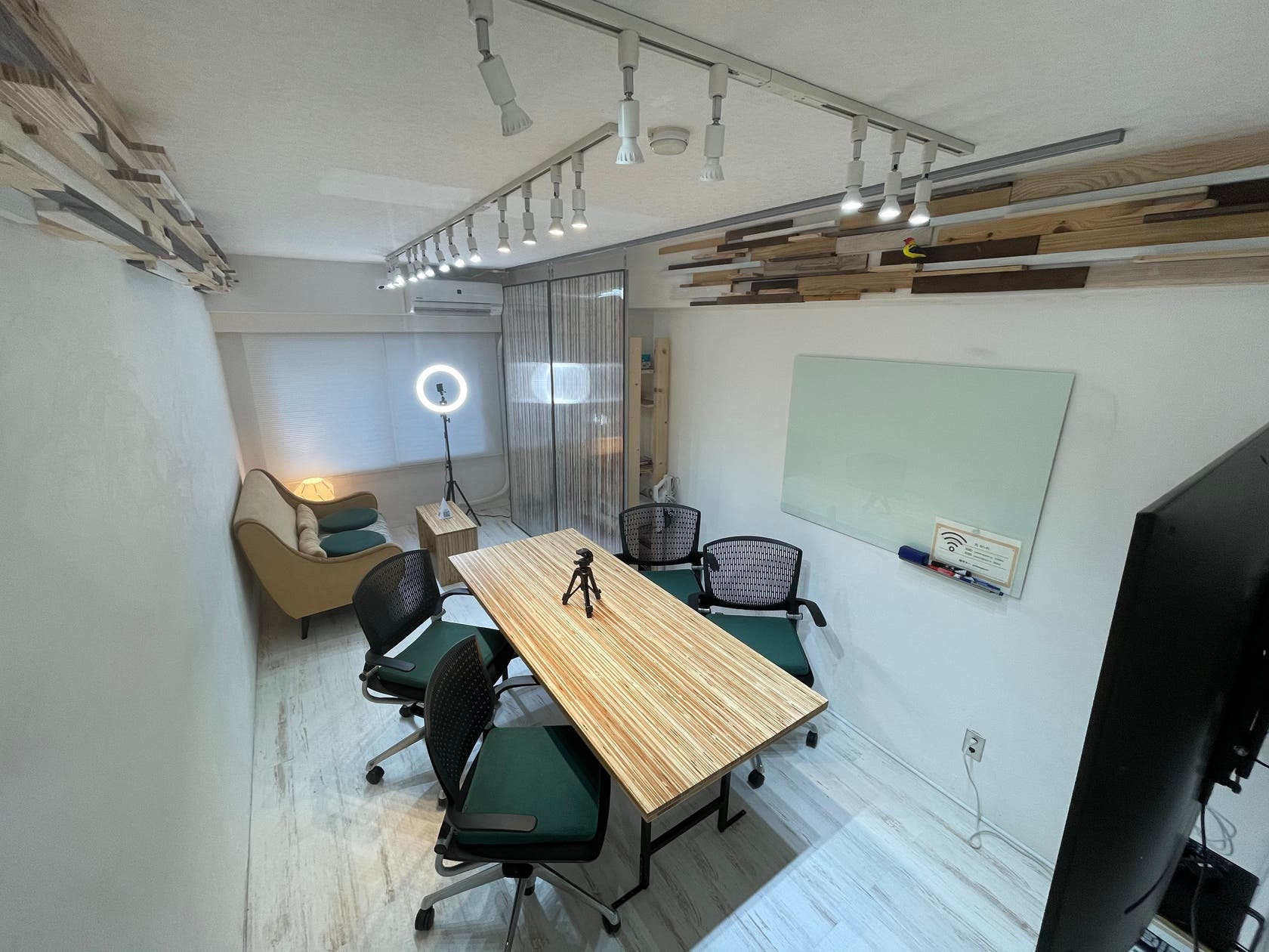 新宿D5出口すぐ 大型テレビ55型・FireTV オカムラチェア/動画スタジオ撮影/忘年会/少人数会議  【プラスペ新宿西口】の写真6