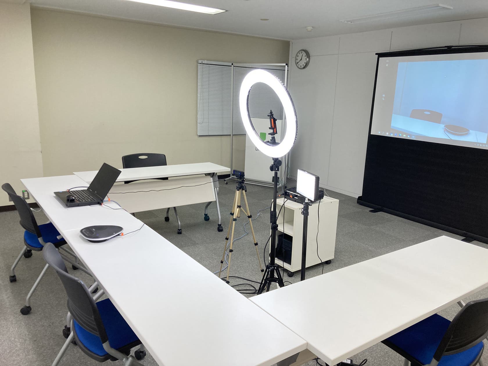 【東銀座駅1分・銀座駅5分】最大収容人数22名の会議室｜プロジェクター完備✨一面は鏡張り🪞研修・面接・商談・勉強会に｜G403の写真9