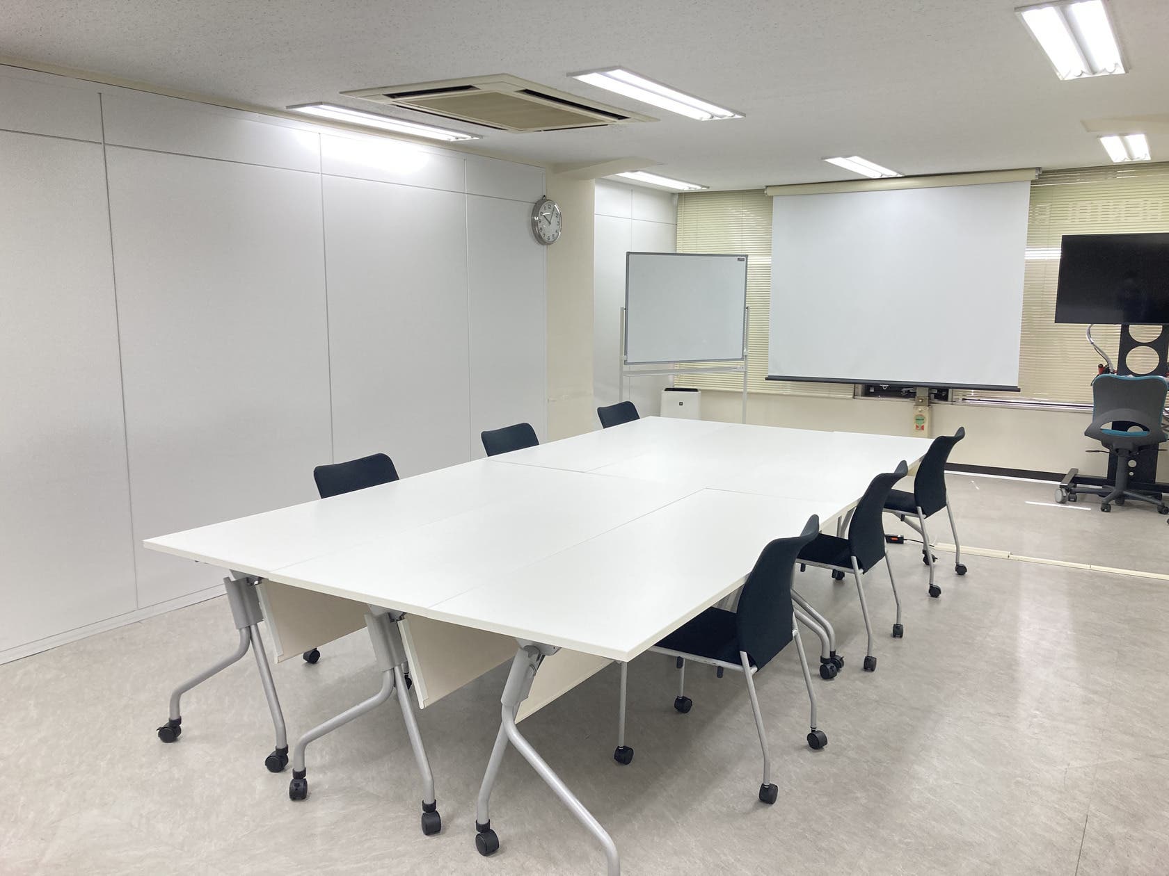 【東銀座駅1分・銀座駅5分】最大収容人数24名の会議室｜プロジェクター完備✨研修・面接・商談・勉強会に｜G302の写真7