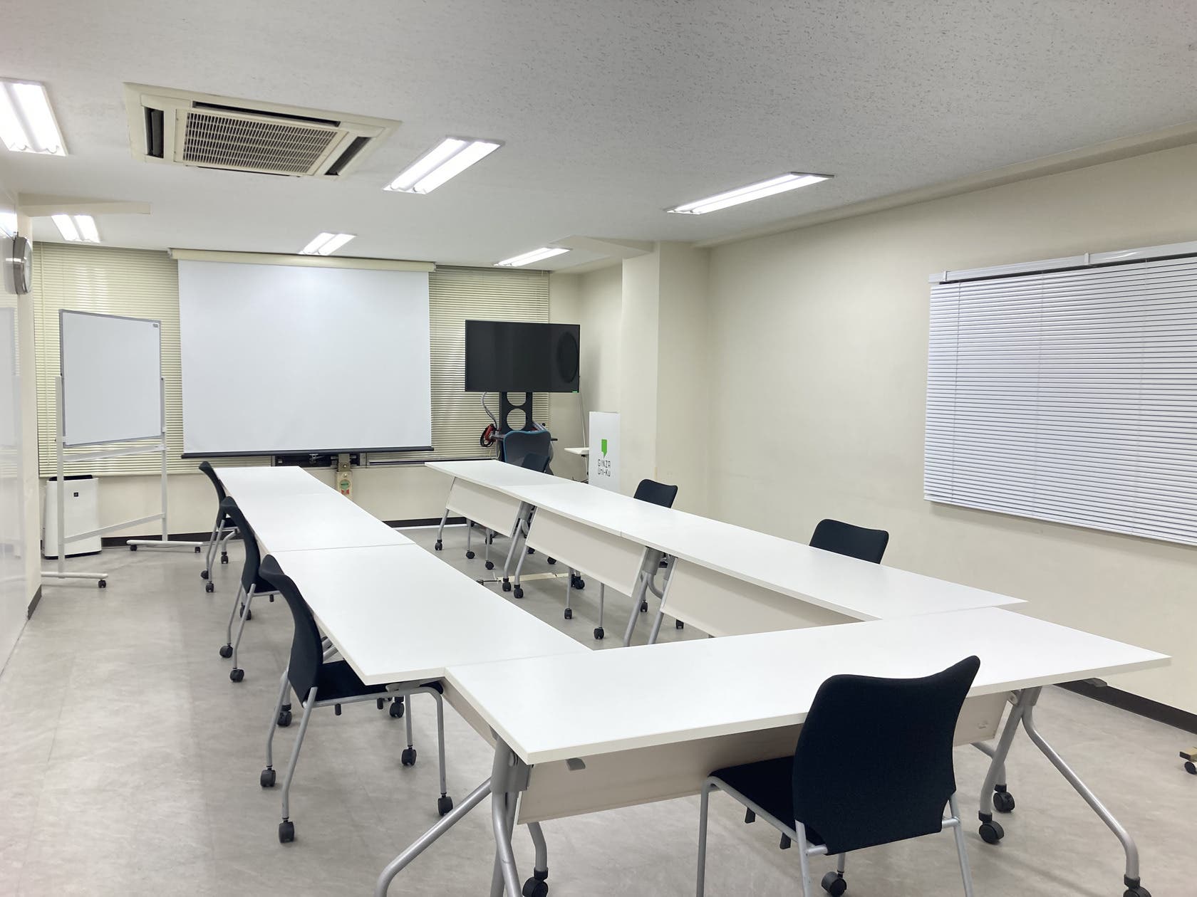 【東銀座駅1分・銀座駅5分】最大収容人数24名の会議室｜プロジェクター完備✨研修・面接・商談・勉強会に｜G302の写真5