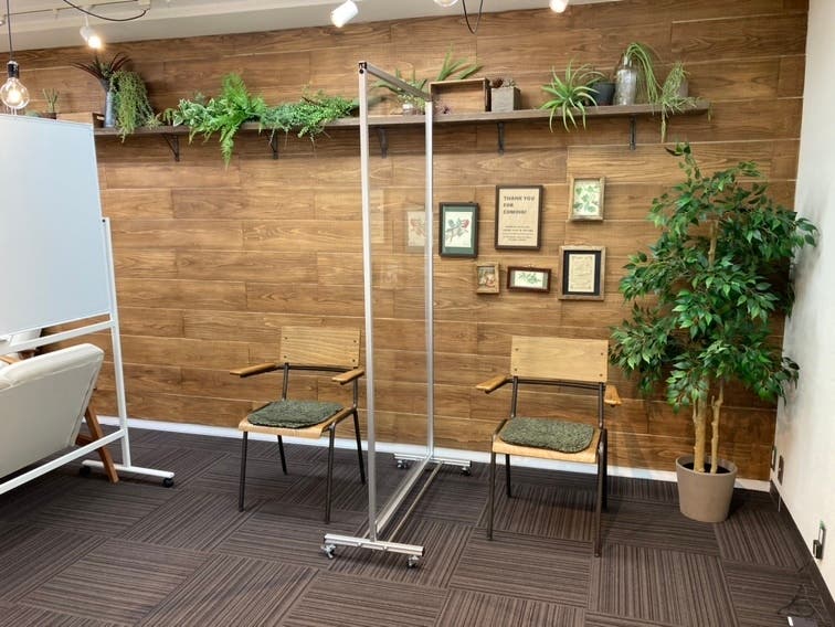 【東銀座駅1分・銀座駅5分】最大収容人数12名のおしゃれなカフェ風会議室✨プロジェクター完備✨研修・面接・商談・勉強会にの写真4