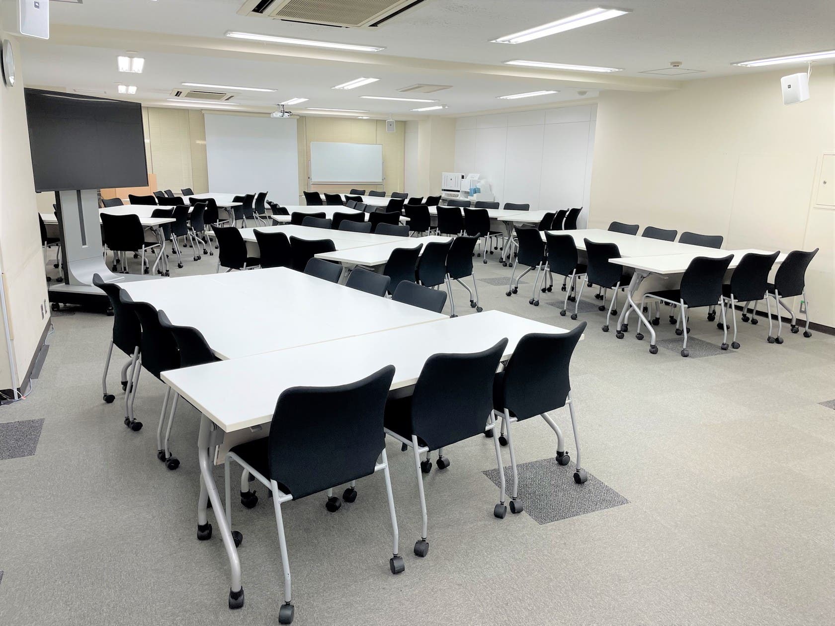 【東銀座駅1分・銀座駅5分】最大収容人数87名の会議室✨｜プロジェクター完備✨研修・面接・商談・勉強会に｜G301の写真10