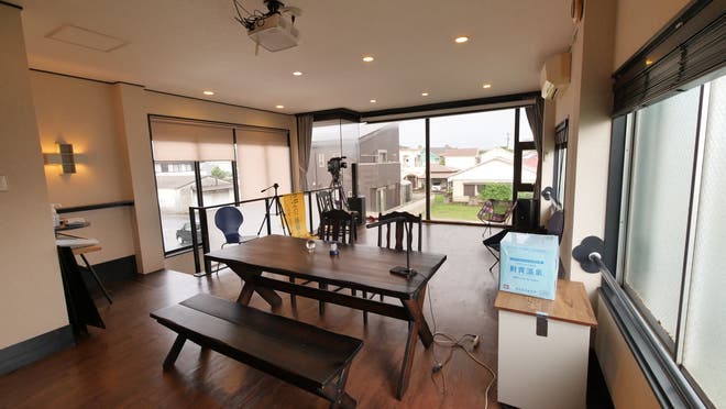 手ぶらで来てもzoom会議やyoutube配信もでき、150インチの大型スクリーン/音響設備がある多目的スタジオの写真1