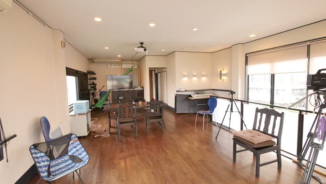 手ぶらで来てもzoom会議やyoutube配信もでき、150インチの大型スクリーン/音響設備がある多目的スタジオの写真2