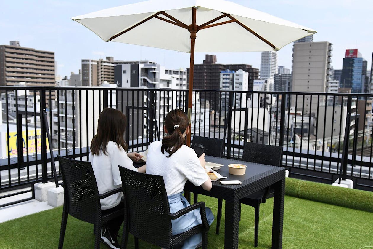 約70坪の屋上スペース！MV・PV動画撮影に人気！少人数の静かな会合など用途多数。屋上直通エレベーター・水道・コンセント完備！の写真6