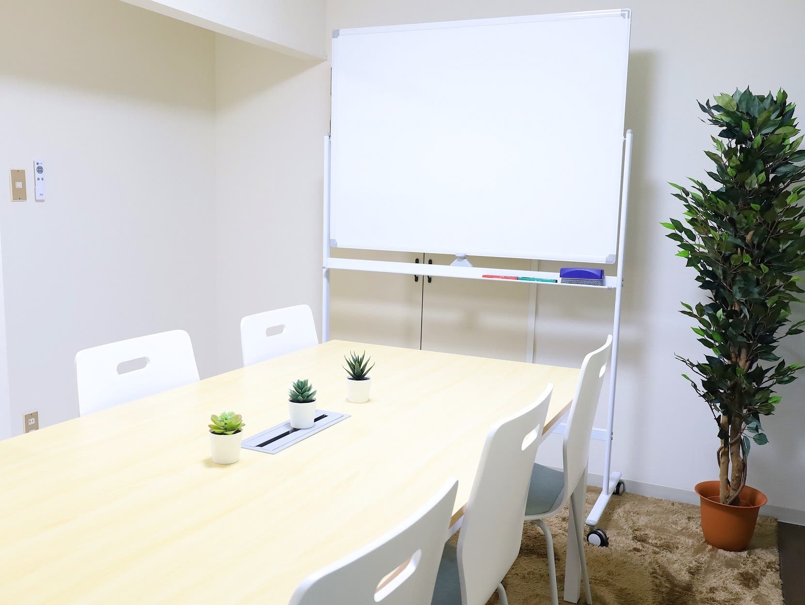 【津田沼駅5分】自然光たっぷり快適！完全個室！光Wi-Fi/モニター/テレワ・会議・セミナー・面接・商談・撮影・朝活に最適の写真4