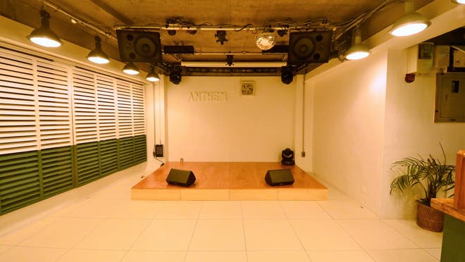 【渋谷のステージ付き小箱ホール】ステージ付きの会場でトーク撮影など多数!の写真1