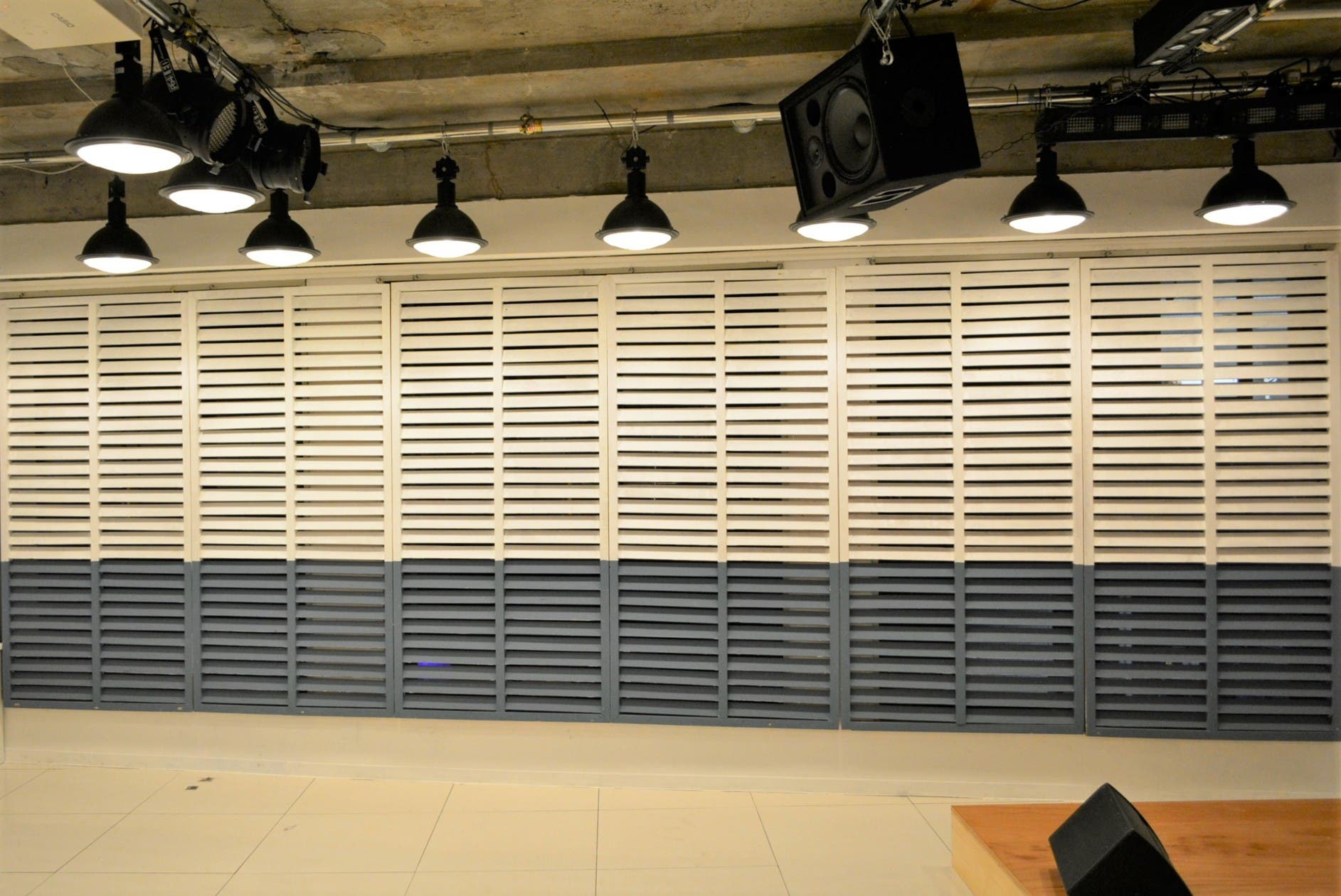 【渋谷のステージ付き小箱ホール】ステージ付きの会場でトーク撮影など多数！の写真9