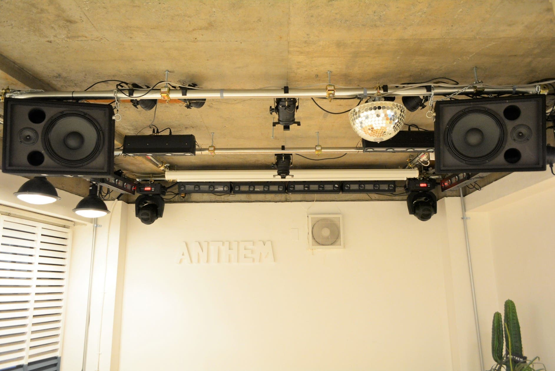 【渋谷のステージ付き小箱ホール】ステージ付きの会場でトーク撮影など多数！の写真11