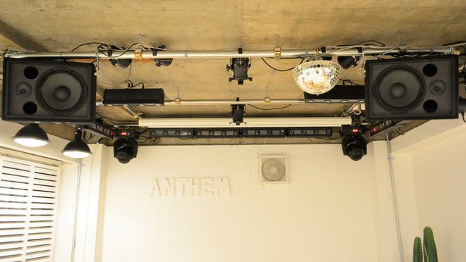 【渋谷のステージ付き小箱ホール】ステージ付きの会場でトーク撮影など多数!の写真11