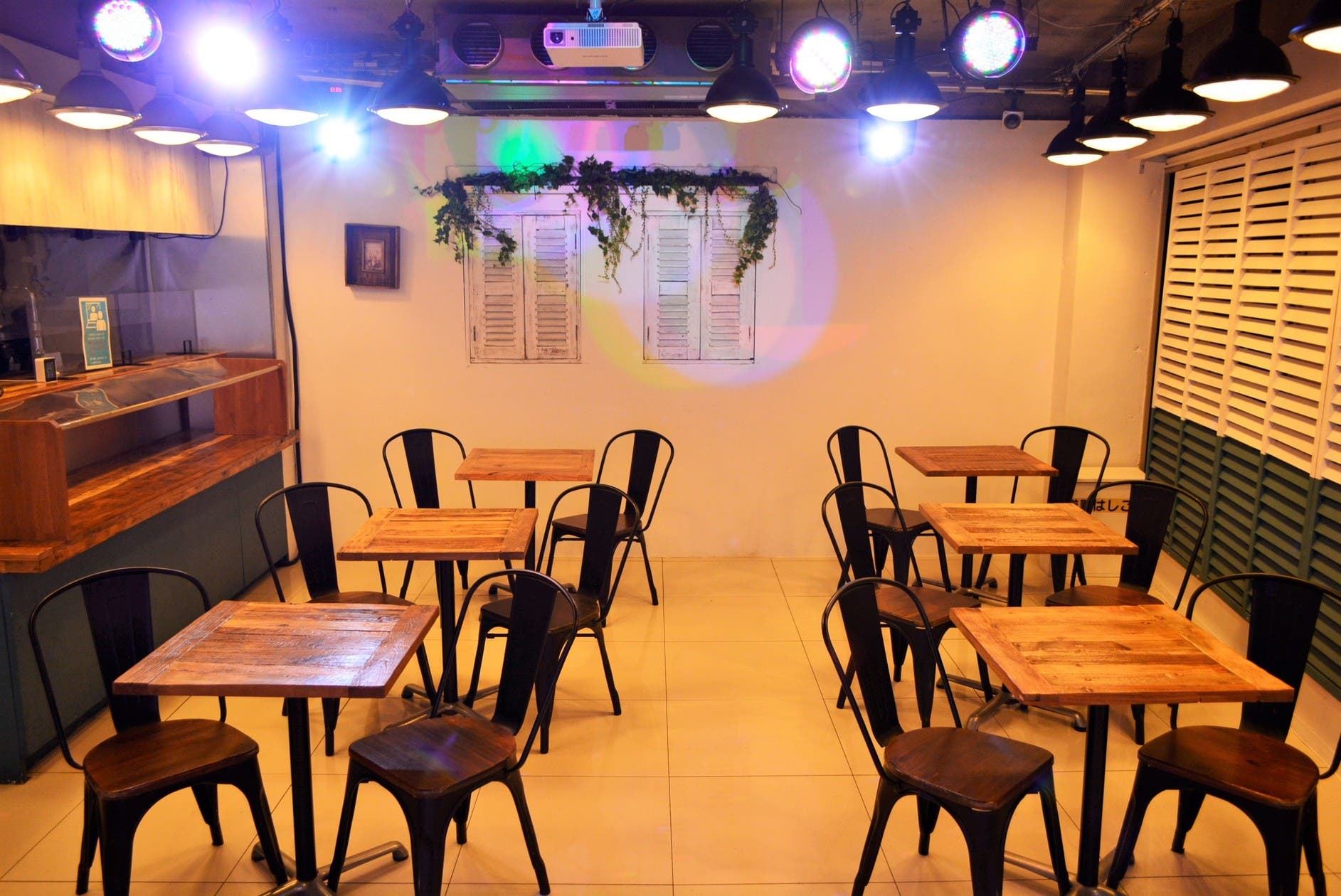 【渋谷のステージ付き小箱ホール】ステージ付きの会場でトーク撮影など多数！の写真7