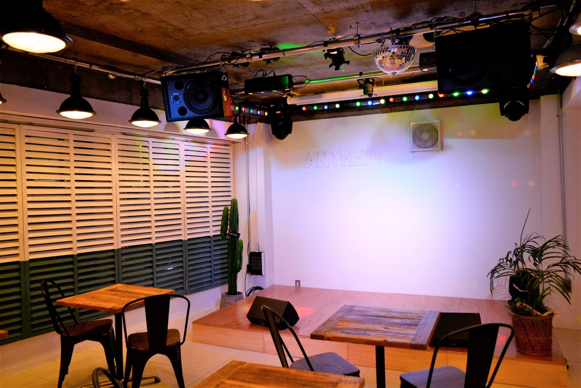 【渋谷のステージ付き小箱ホール】ステージ付きの会場でトーク撮影など多数！の写真6