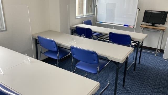 中会議室/小規模セミナー・教室など!【熱海市内】6~9名/ホワイトボードありの写真1