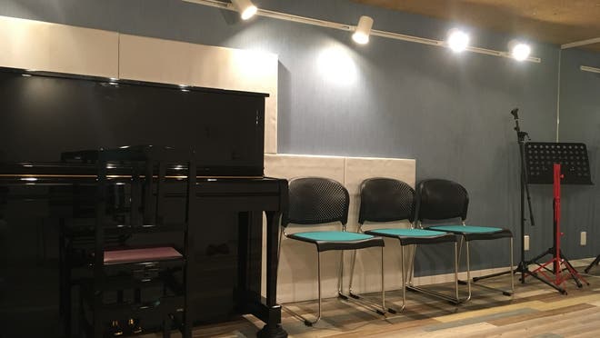 楽器の練習や演奏動画撮影に♪アップライトピアノ付き防音室の写真1