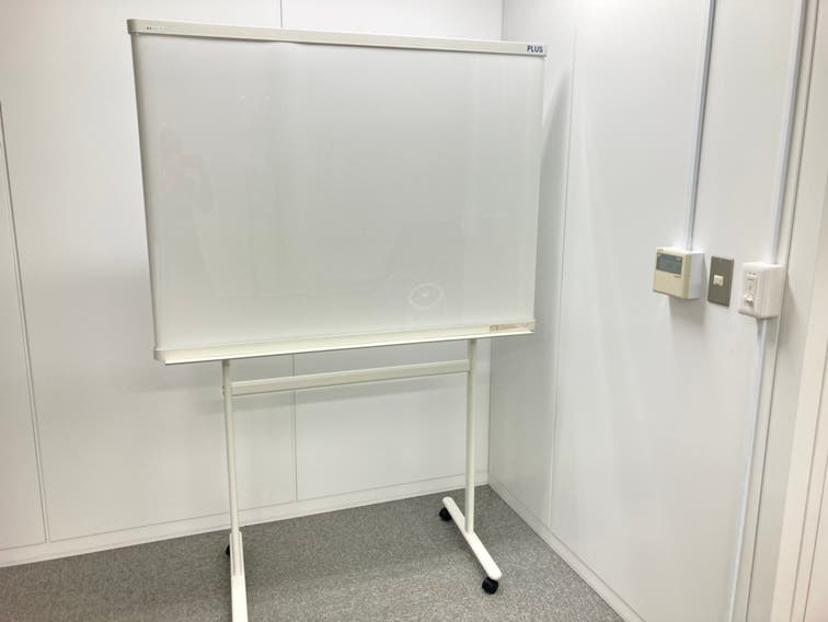 【東銀座駅1分・銀座駅5分】最大収容人数22名の会議室｜プロジェクター完備✨一面は鏡張り🪞研修・面接・商談・勉強会に｜G403の写真13