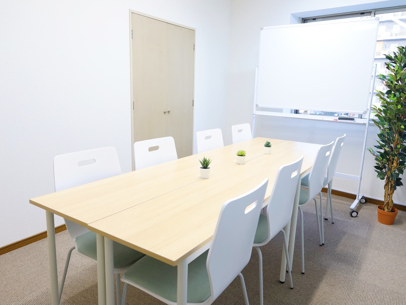 【川口駅東口3分】自然光の入る完全個室/12名/会議・施術・ヨガ・ボドゲ・カラー診断等様々な用途で【みらいスペース川口】の写真6