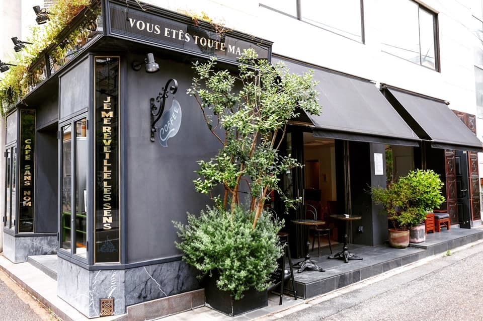 駐車場の目の前、テラスや大きな窓、おしゃれな壁の装飾の写真3