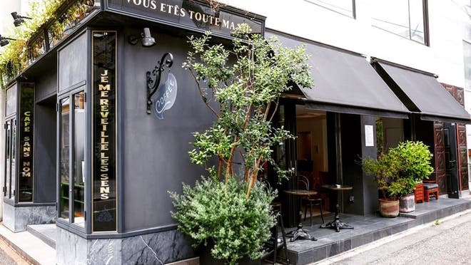 駐車場の目の前、テラスや大きな窓、おしゃれな壁の装飾の写真3