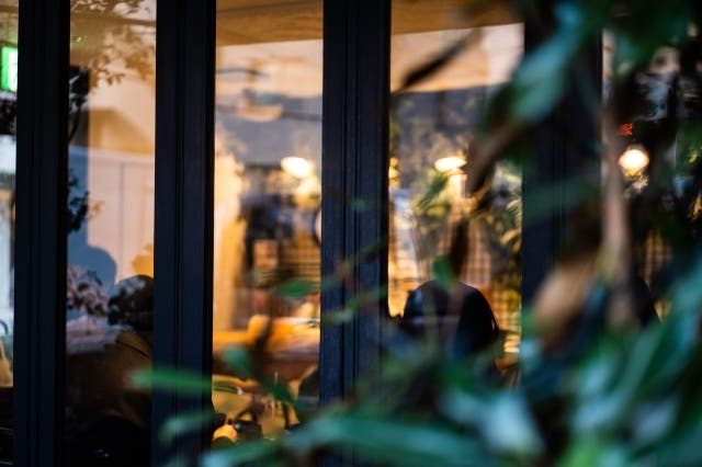 駐車場の目の前、テラスや大きな窓、おしゃれな壁の装飾の写真4