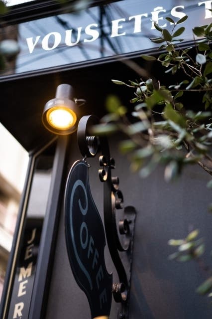 駐車場の目の前、テラスや大きな窓、おしゃれな壁の装飾の写真5