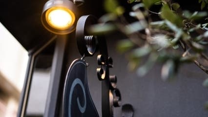 駐車場の目の前、テラスや大きな窓、おしゃれな壁の装飾の写真5