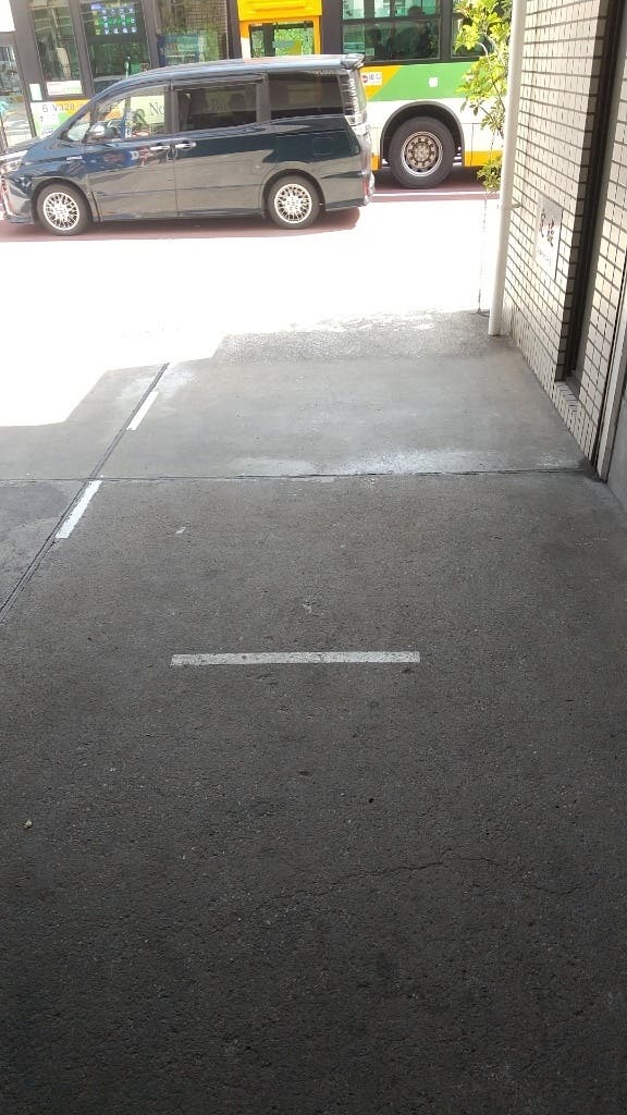 材料の軽い塗装、工作、販売、撮影等に使用できるガレージスペースです。軒先スペースプランと基本プランの2プランありの写真1