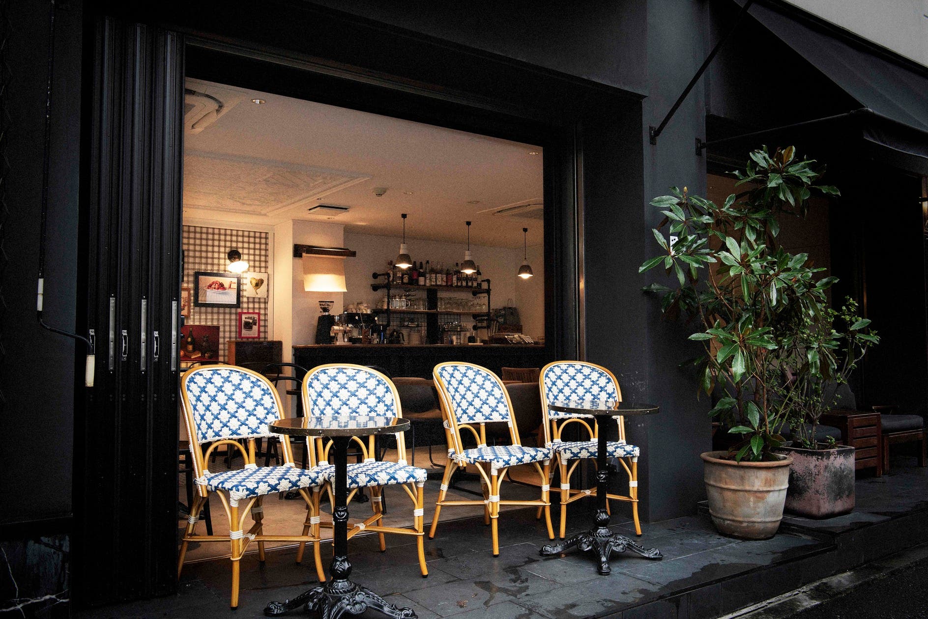 駐車場の目の前、テラスや大きな窓、おしゃれな壁の装飾の写真2